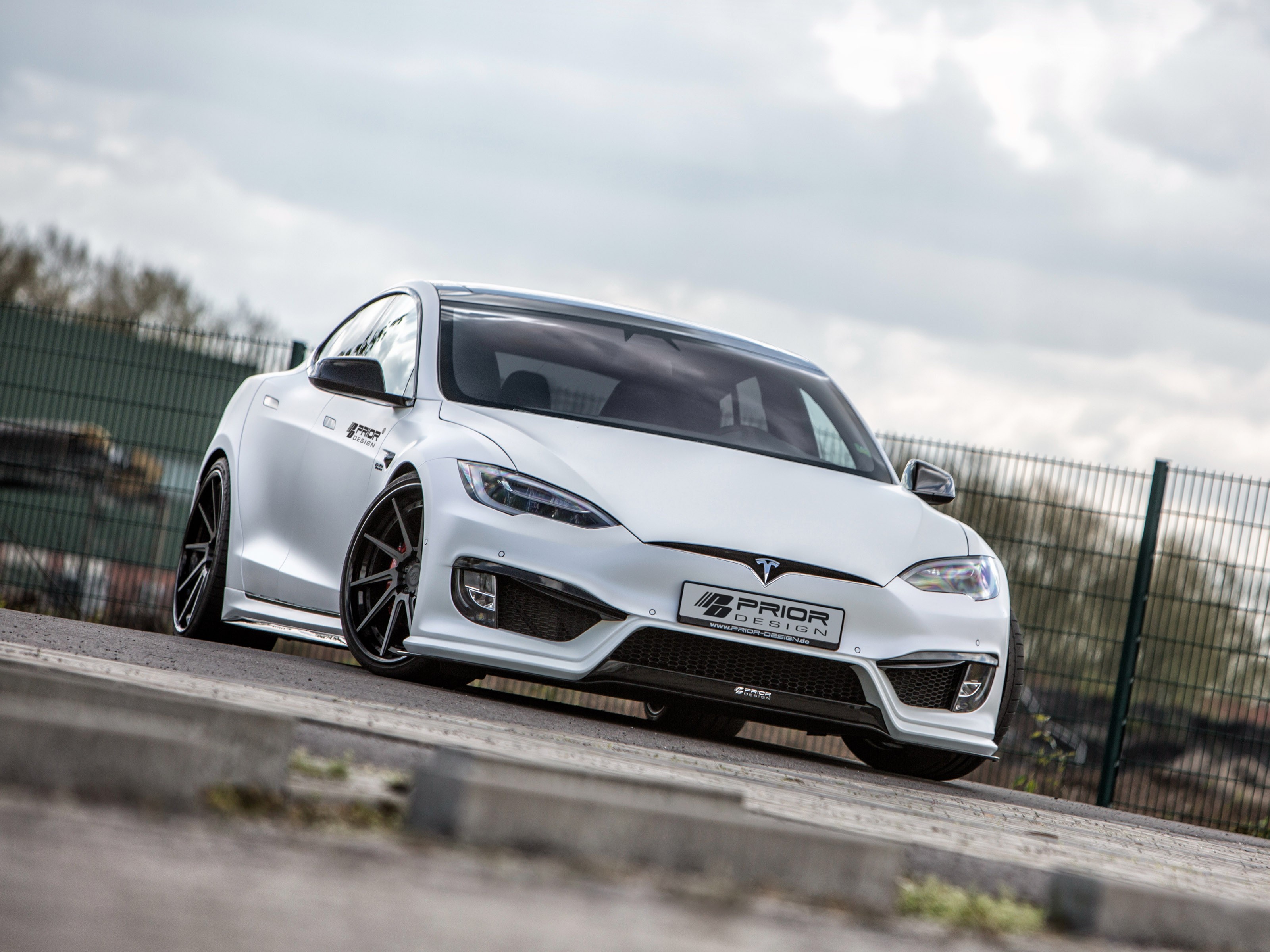 Tesla Model S P100D 2017 de Prior Design entièrement électrique.