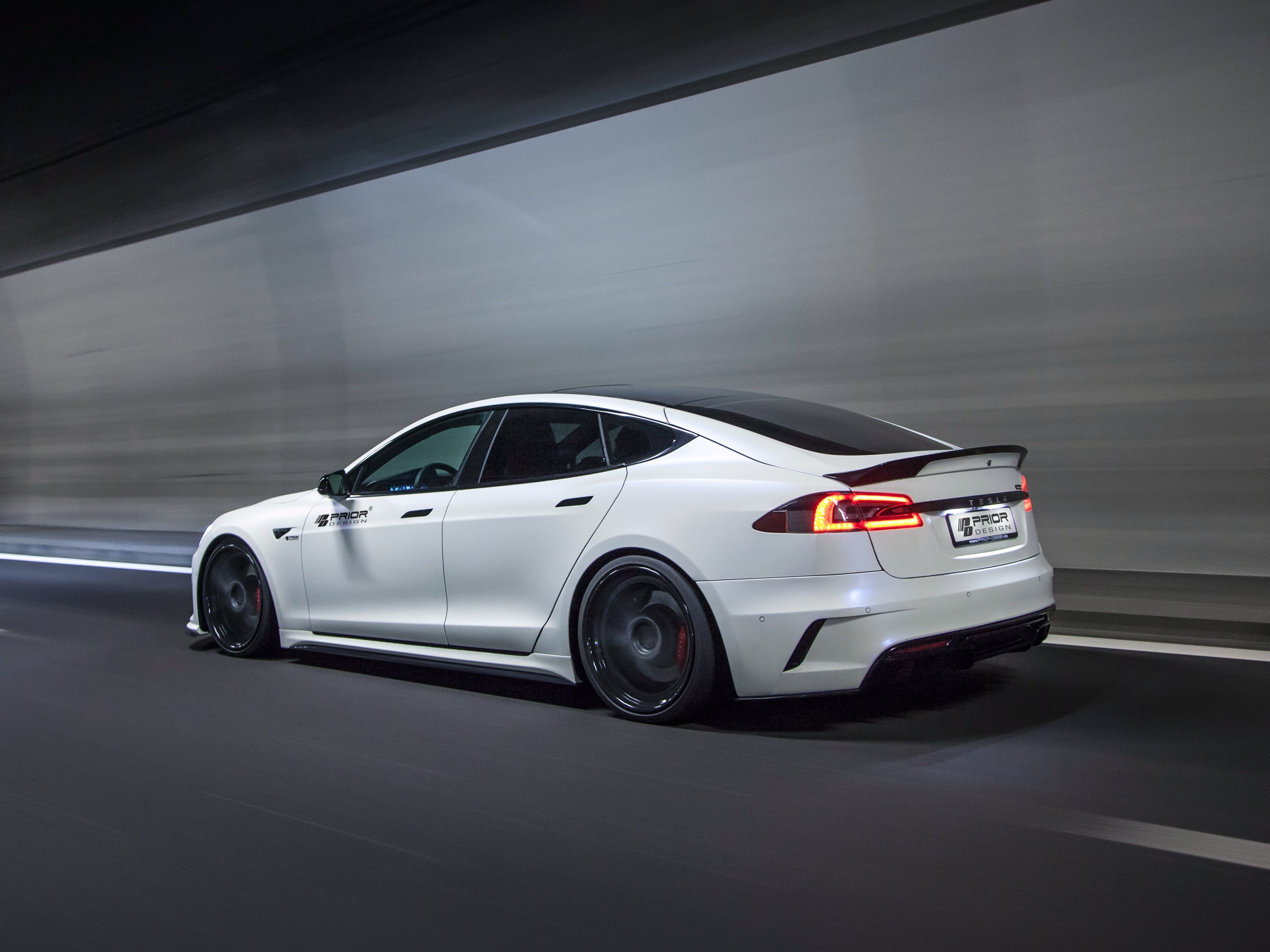 Tesla Model S P100D 2017 de Prior Design entièrement électrique.