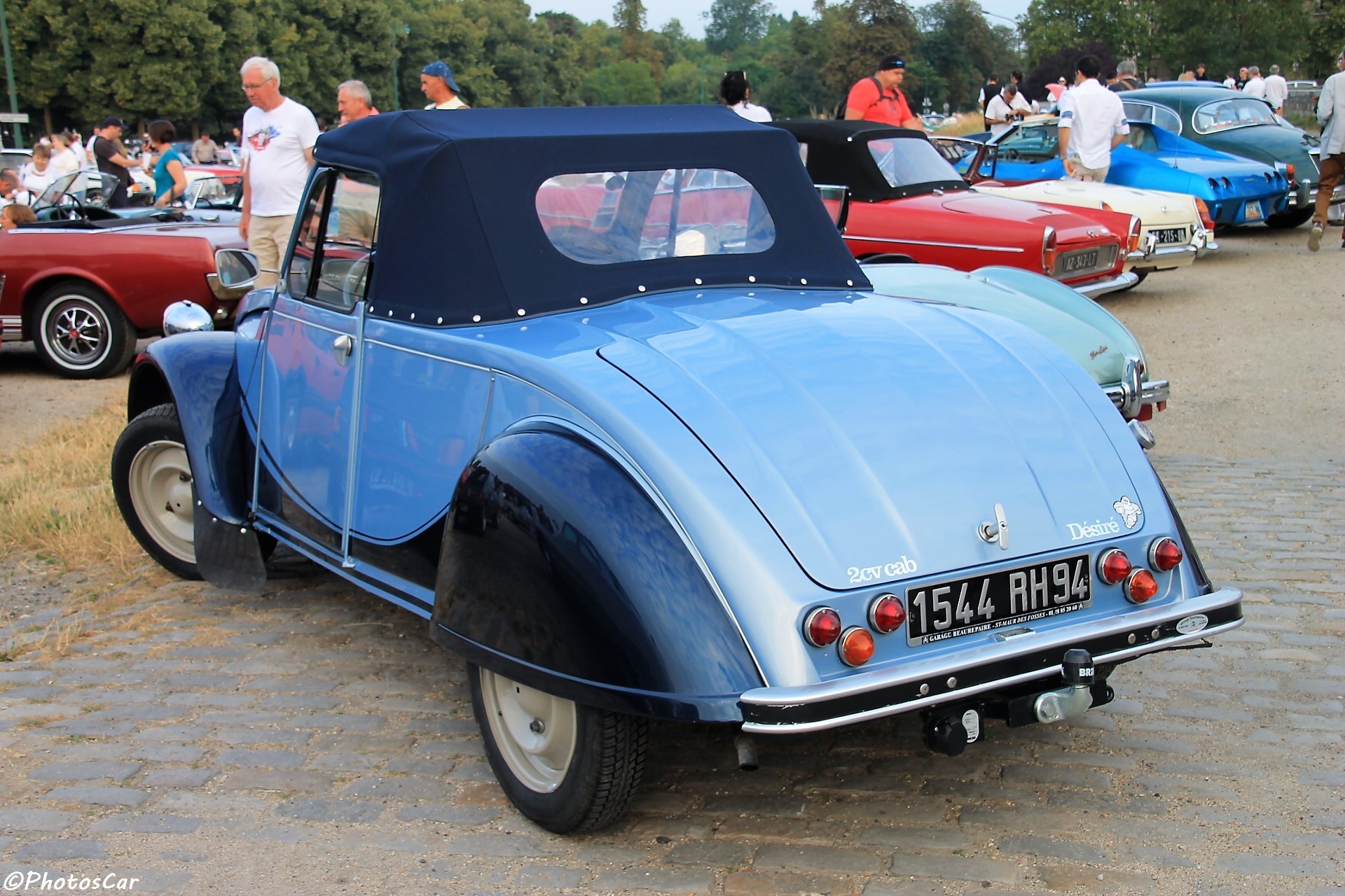 La Citroen 2CV est l’une des grandes voitures cultes du XXe siècle La Citroen 2CV est l’une des grandes voitures cultes du XXe siècle
