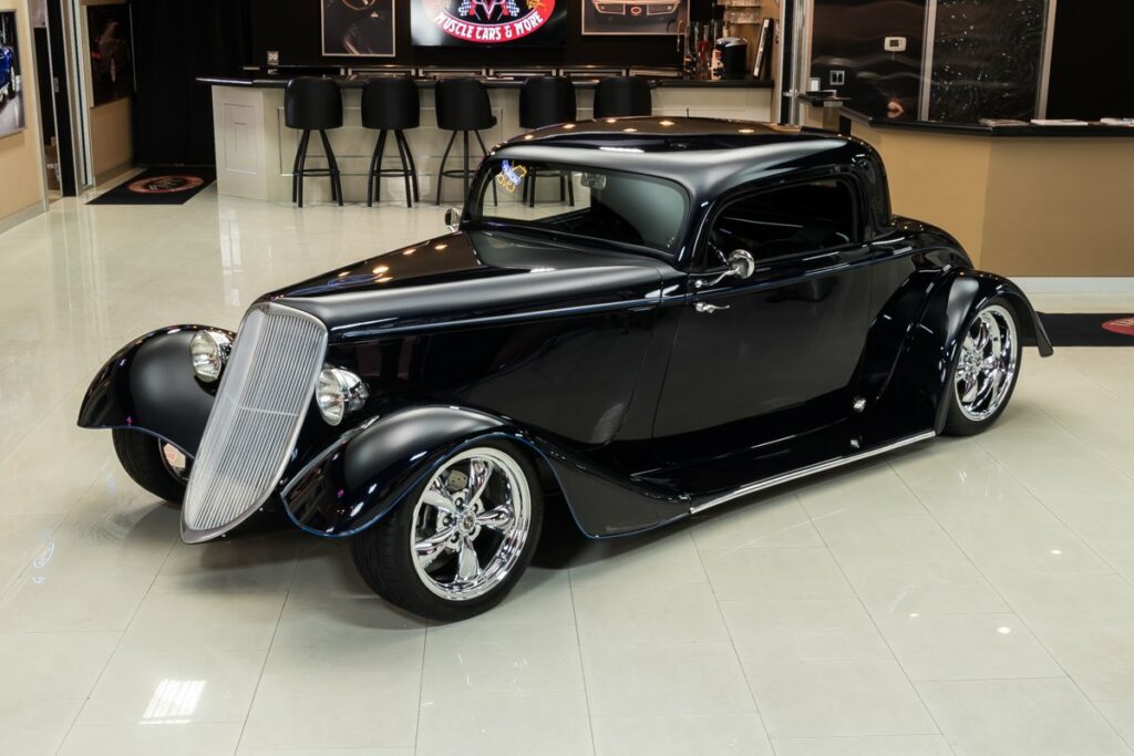 Ford Roadster Factory Five 1933 avec des portes à ouverture suicide