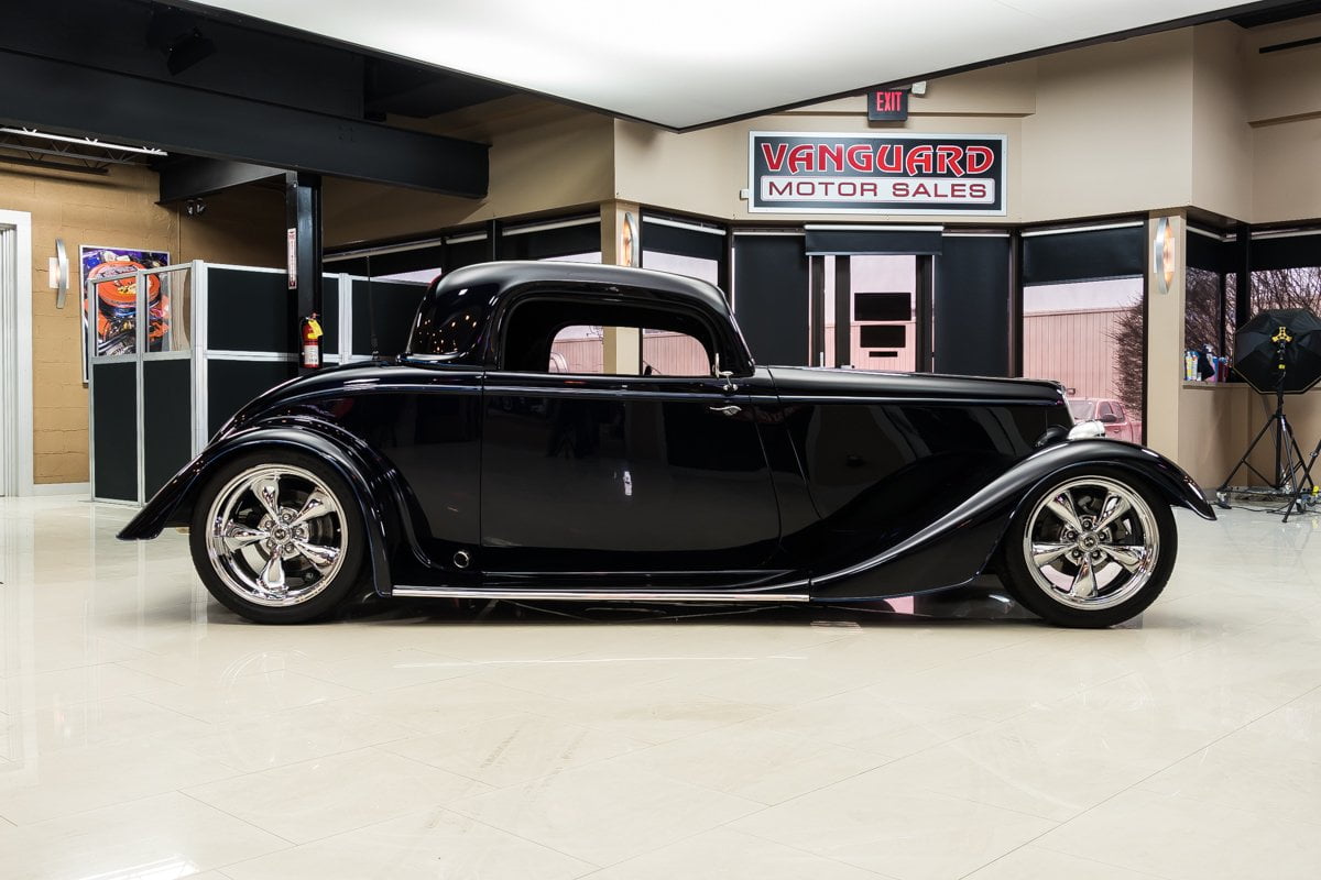 Ford Roadster Factory Five 1933 avec des portes à ouverture suicide