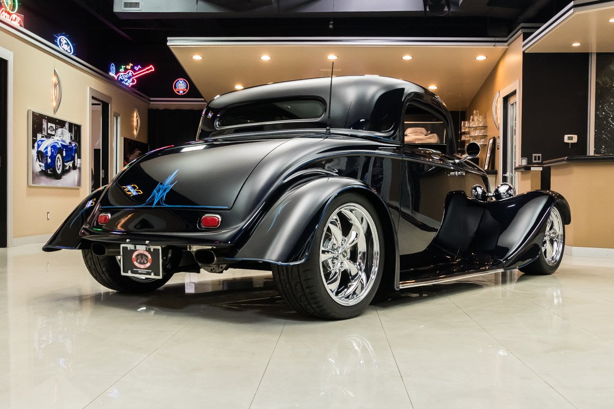 Ford Roadster Factory Five 1933 avec des portes à ouverture suicide