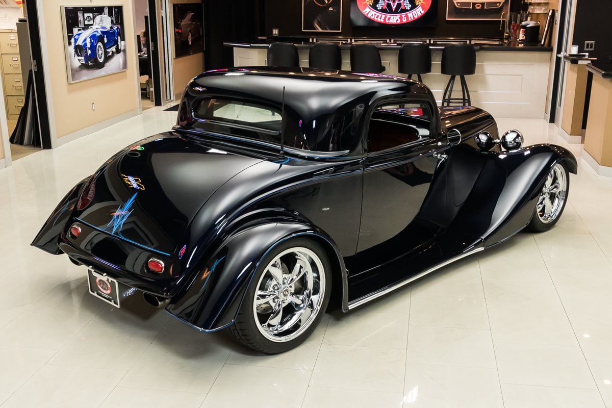Ford Roadster Factory Five 1933 avec des portes à ouverture suicide
