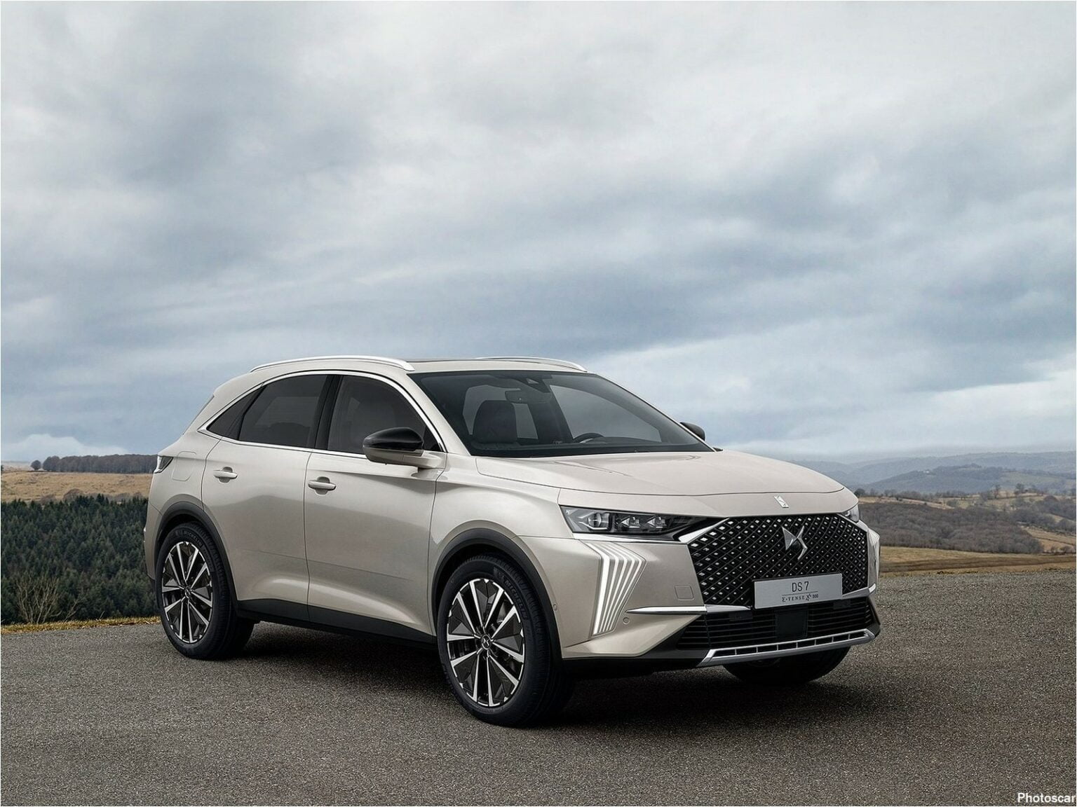 DS7 2023 - SUV raffiné avec des lignes élégantes et dynamiques